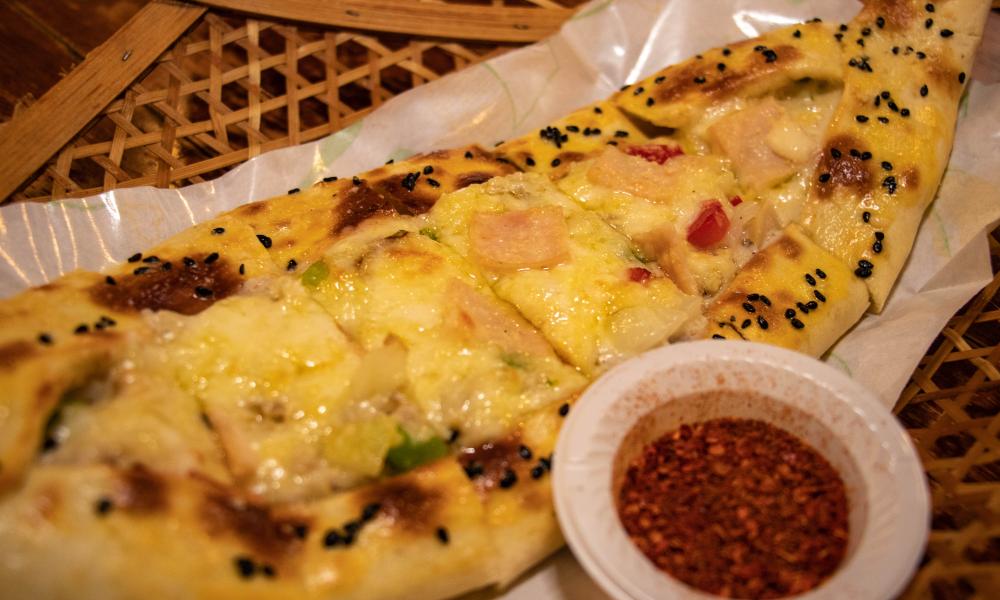 This Place in Pandan Jaya Serves Sampan-shaped Pizzas! - Munch